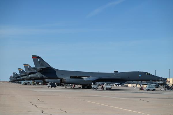 Pentagon releases photos of intercontinental B-1B combat mission | News ...